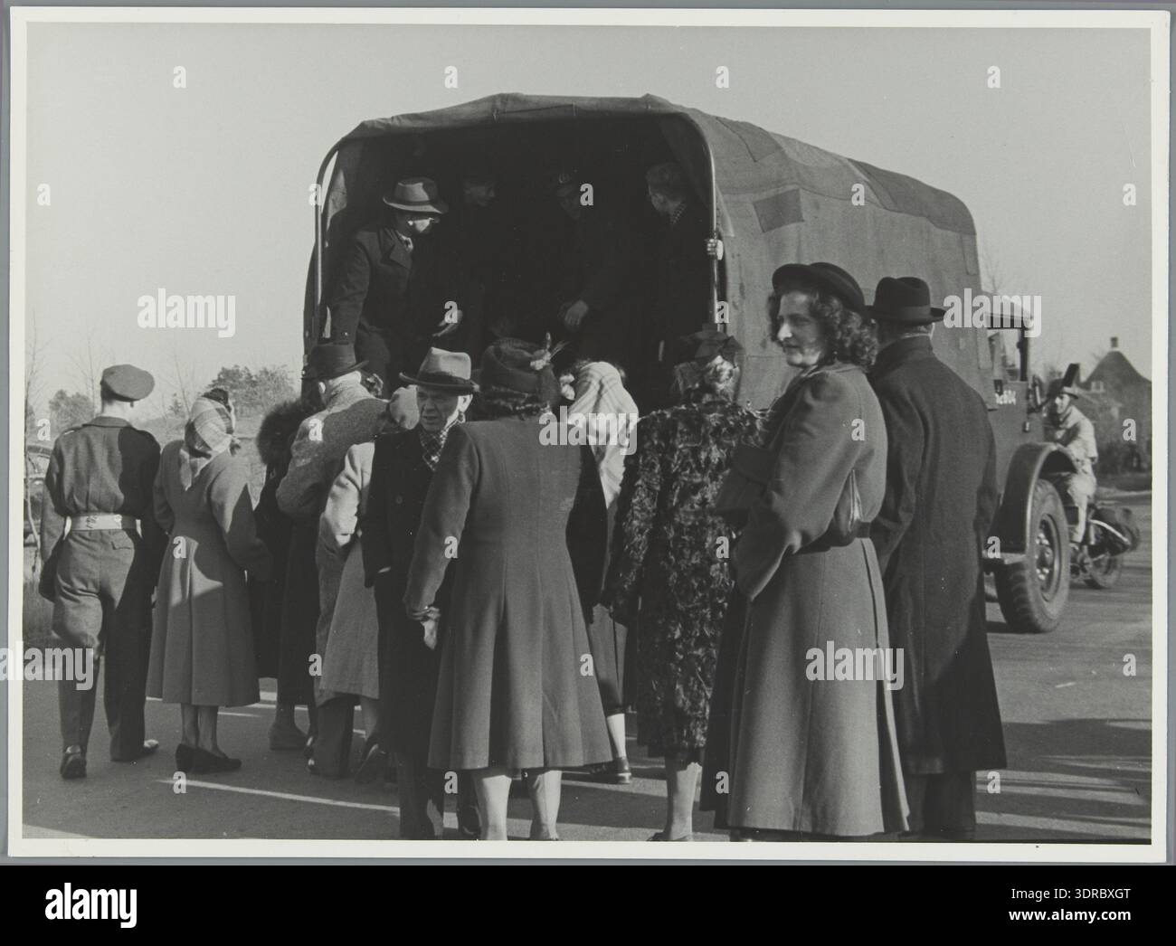 Post war dutch army family engagement hi-res stock photography and ...