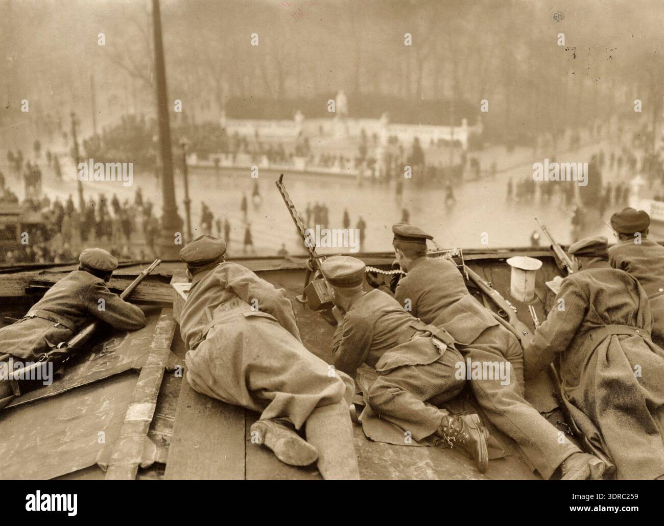 Early 20th century urban warfare hi-res stock photography and images ...