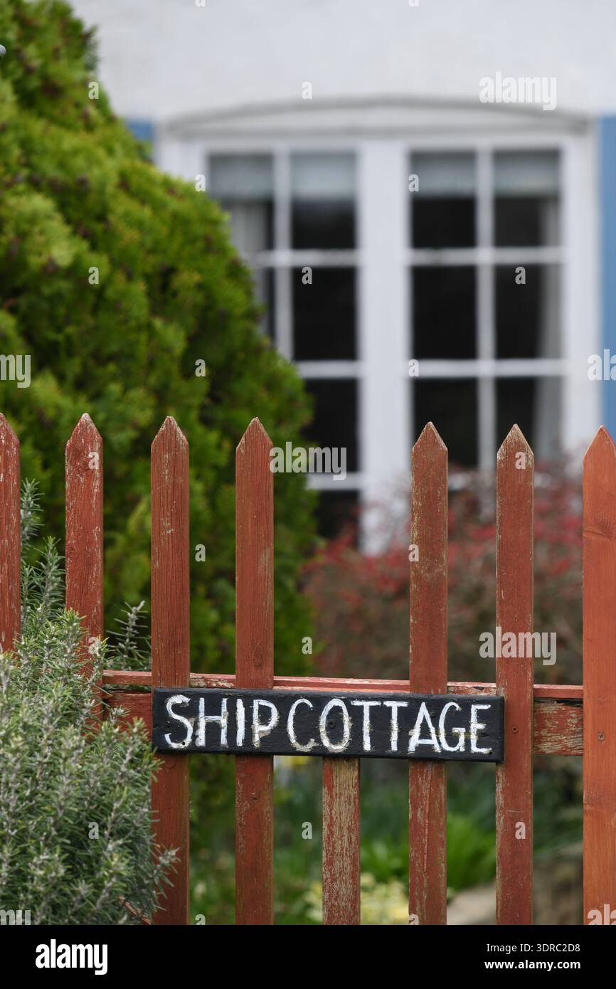 Whitewashed fishermans cottage hi-res stock photography and images - Alamy
