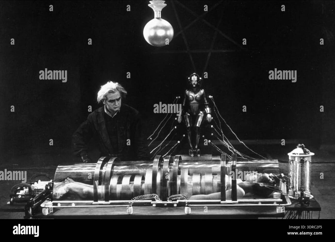 This 1926 set photograph from metropolis hi-res stock photography and ...