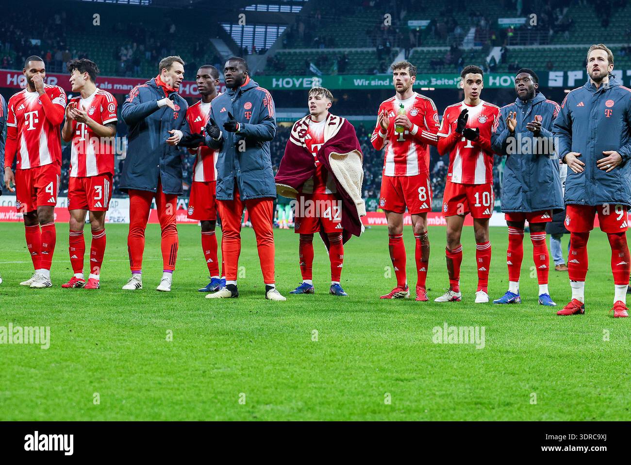 Die Mannschaft von Bayern Muenchen mit Jonathan Tah, Minjae Kim, Manuel ...
