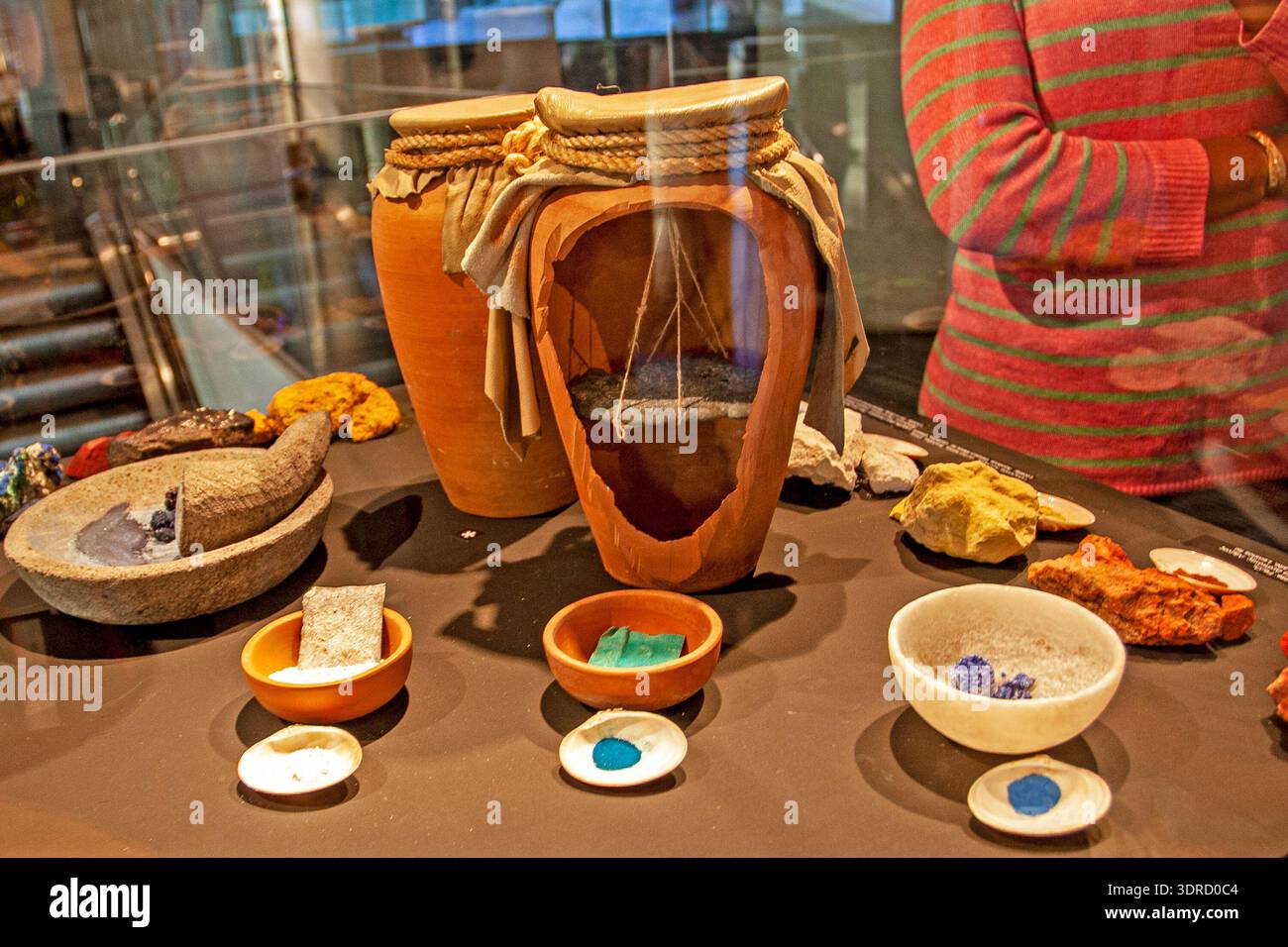 Pigment grinding stones hi-res stock photography and images - Alamy