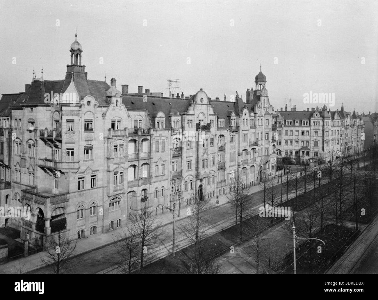This photograph depicts a street in Munich during the Belle Époque ...