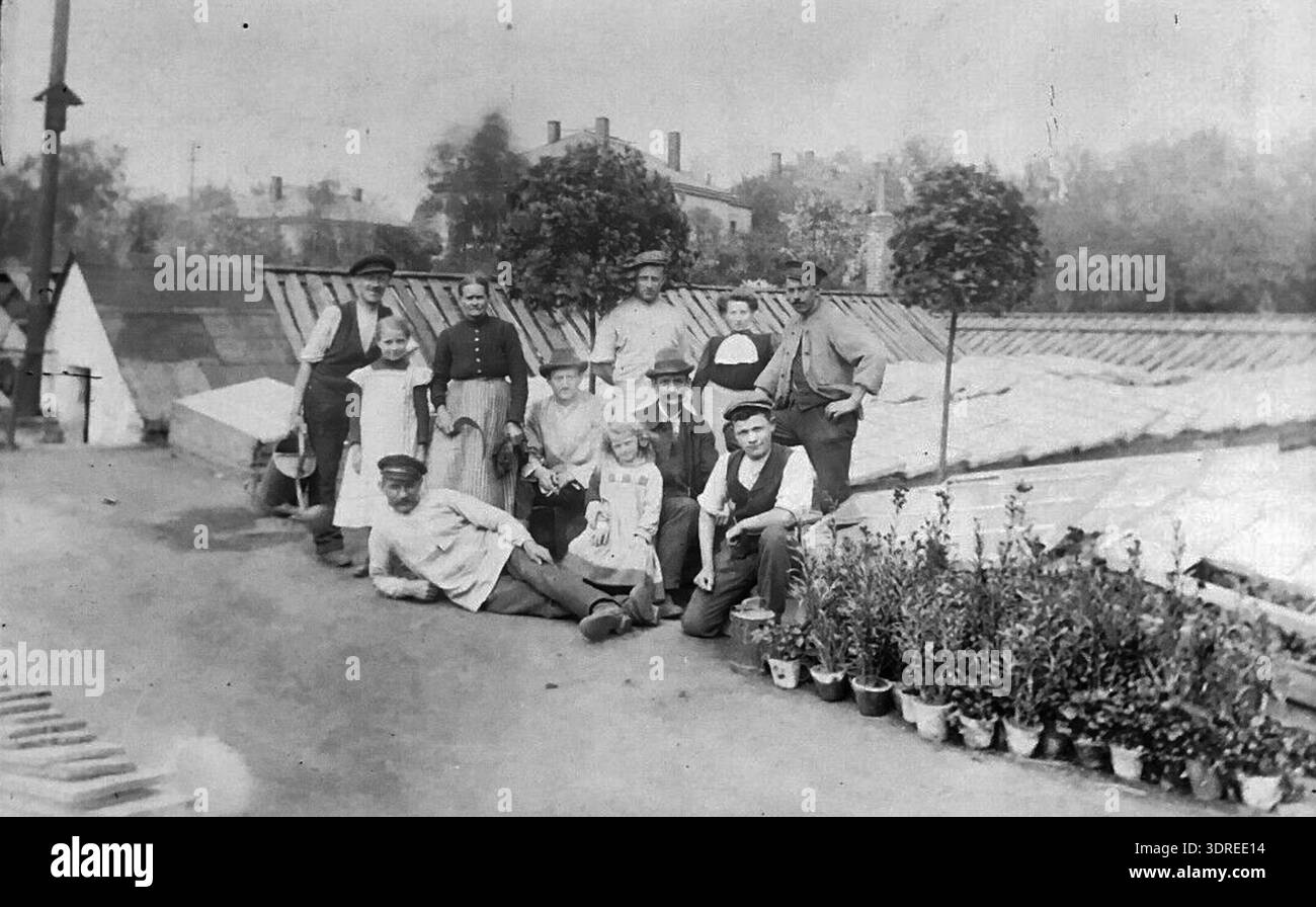 This early 20th century photograph depicts gardeners working at hi-res ...
