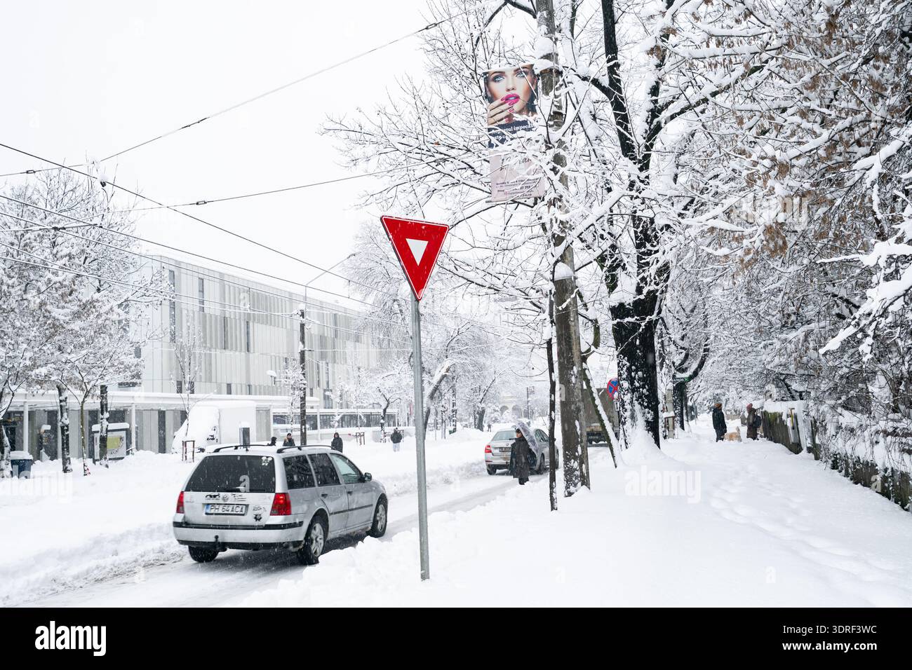 An unexpected snowstorm buried Bucharest under over 25cm of snow on ...