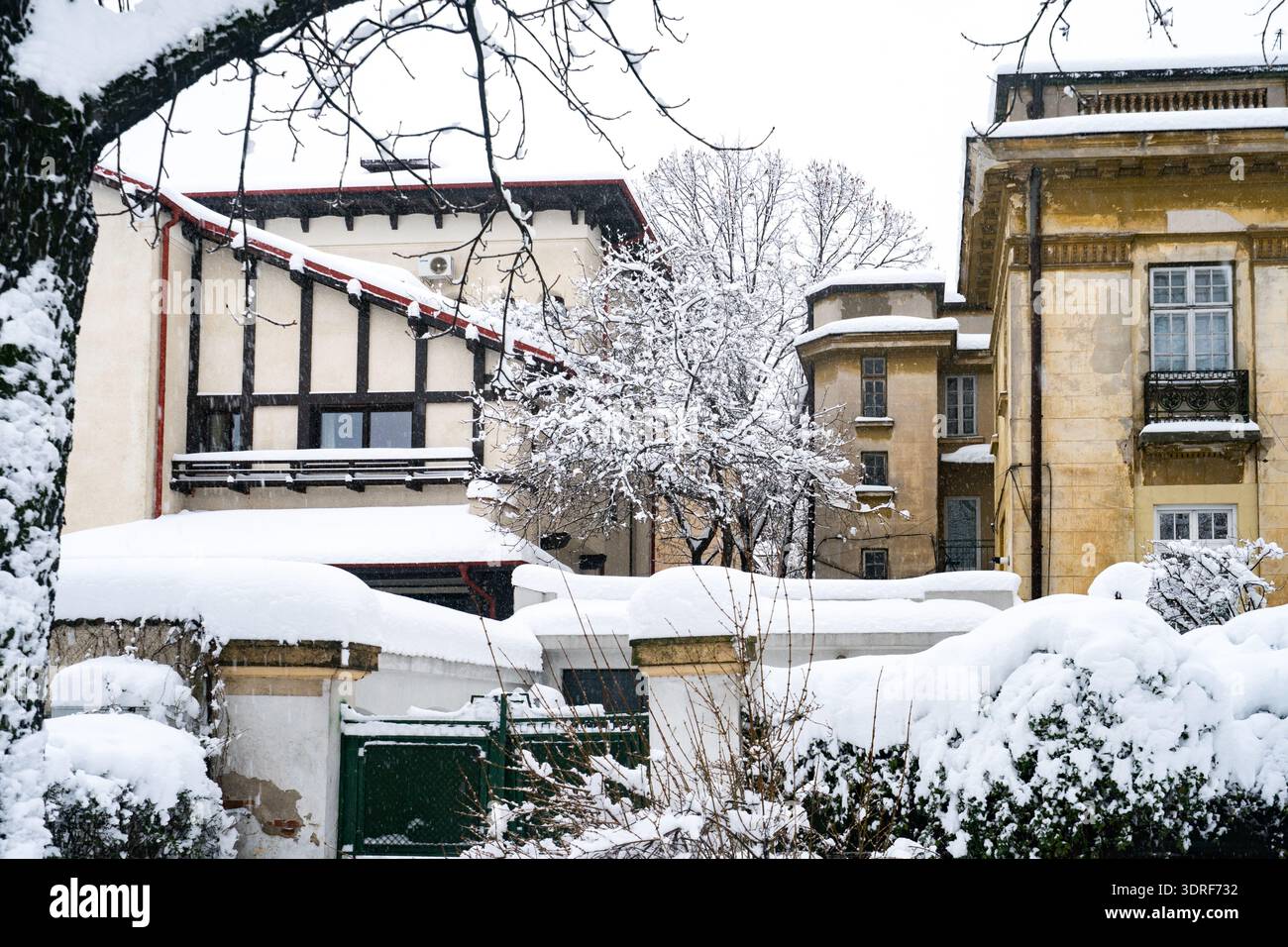 An unexpected snowstorm buried Bucharest under over 25cm of snow on ...