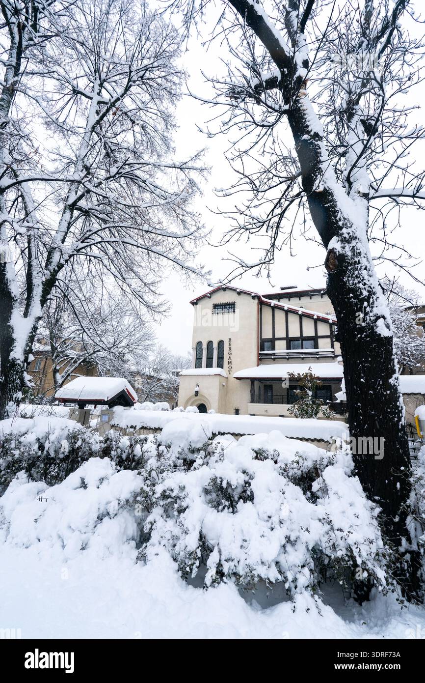 An unexpected snowstorm buried Bucharest under over 25cm of snow on ...