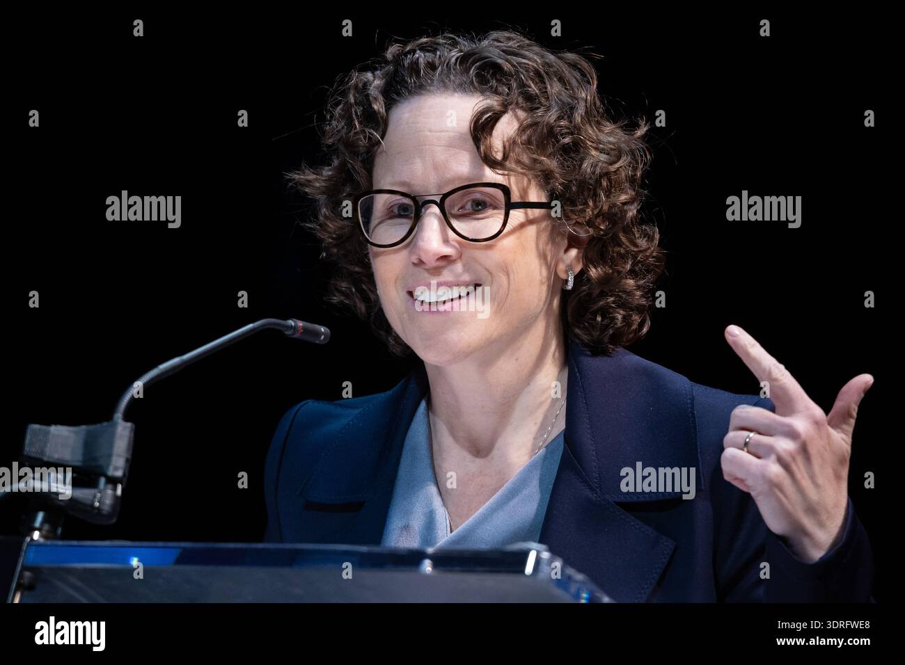 Attorney Karen Dunn takes part in a mock trial at Harman Hall in ...