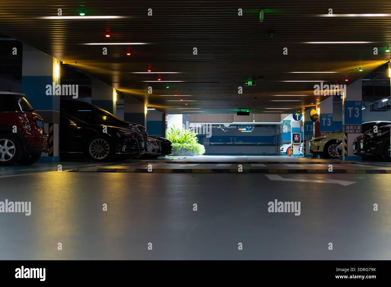 Dim light garage hi-res stock photography and images - Alamy