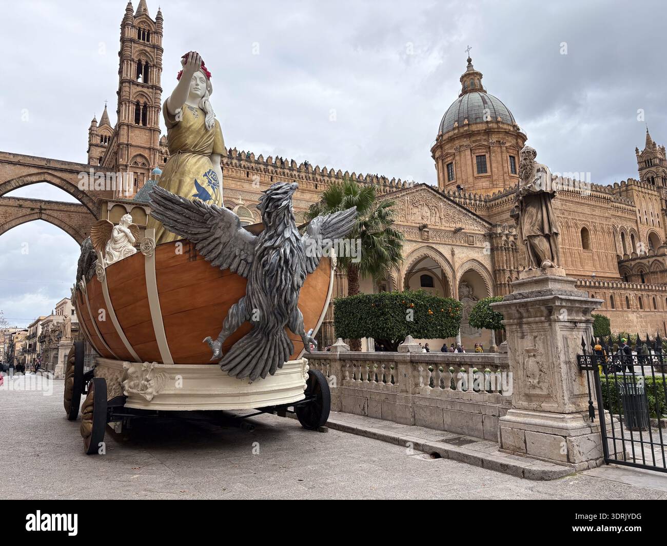 Boat shaped chariot hi-res stock photography and images - Alamy