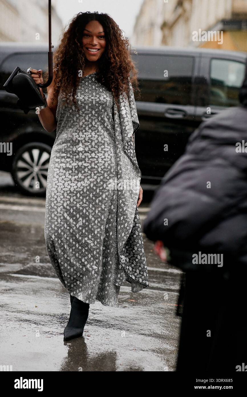 Street style, Pamela Ferreira arriving at Stephane Rolland Spring ...