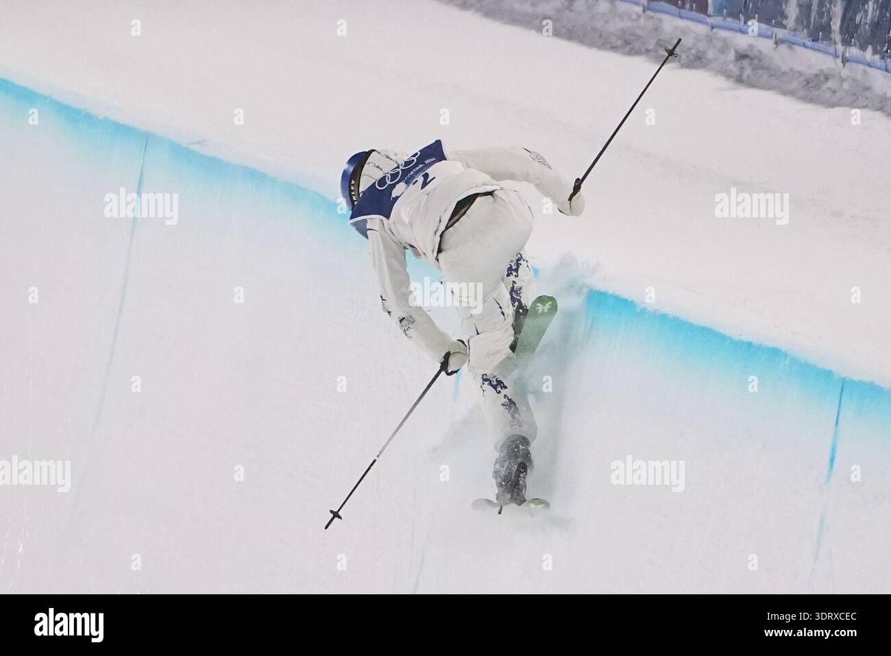 China's Eileen Gu crashes during the women's freestyle skiing halfpipe ...