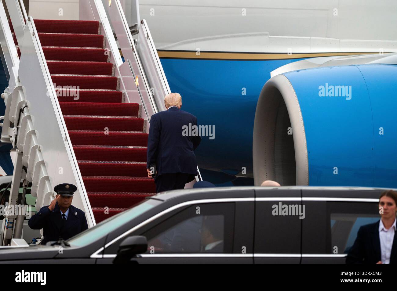 President Donald Trump boards Air Force One at Joint Base Andrews, Md ...