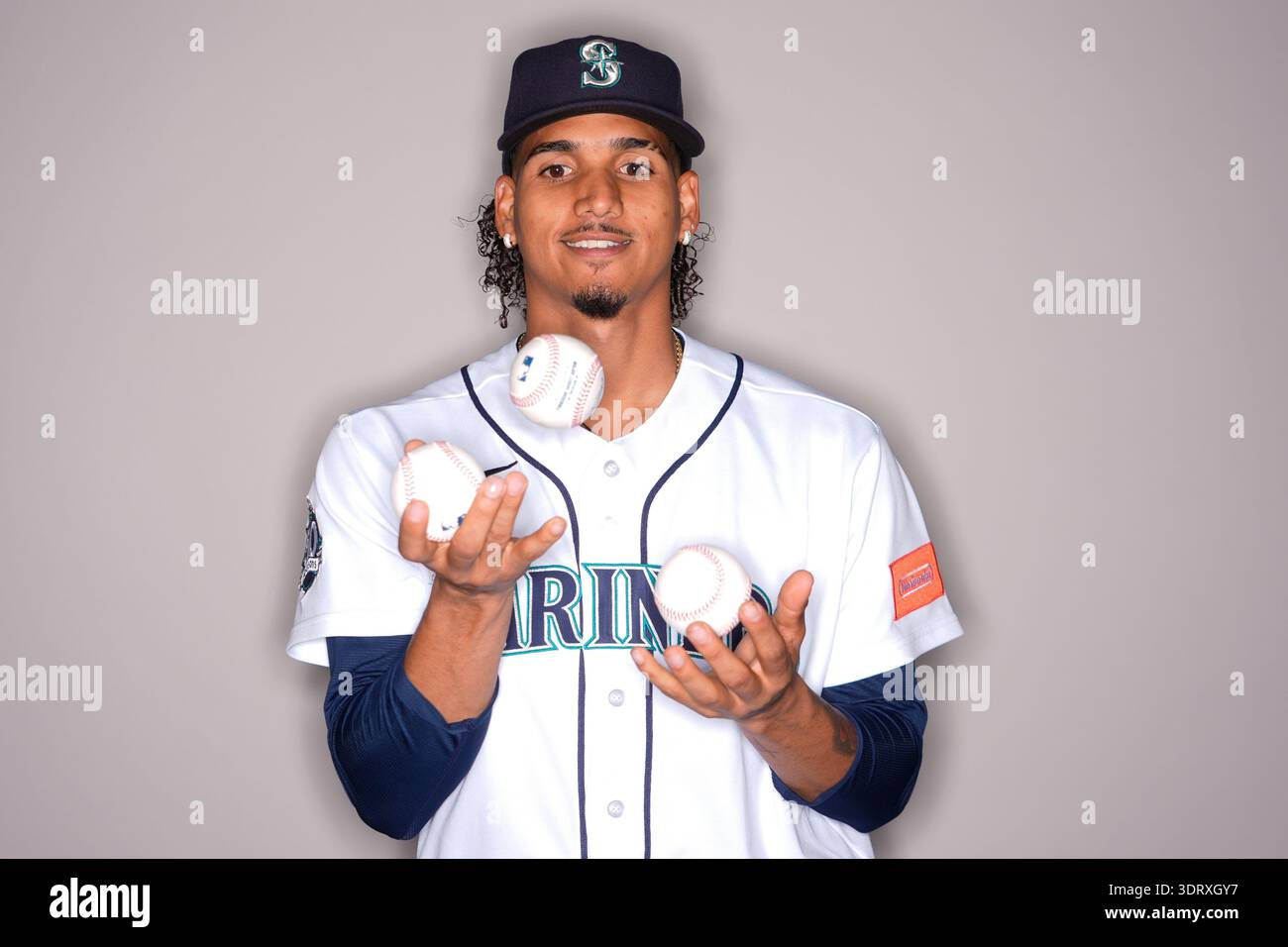 Seattle Mariners' Carlos Vargas juggles during the team's photo day ...