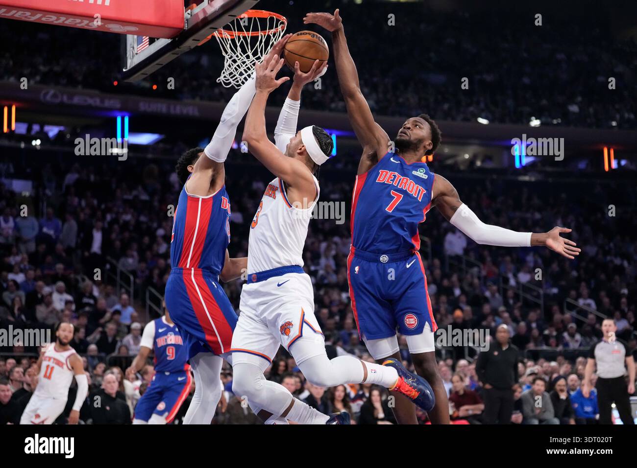 Detroit Pistons forward Paul Reed (7) attempts to block New York Knicks ...