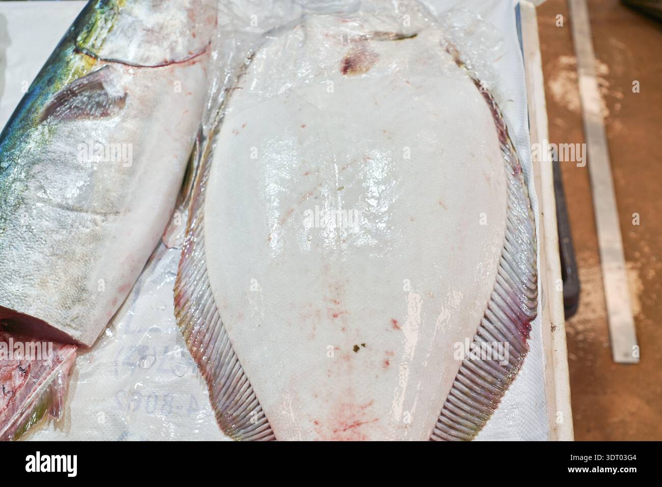 Noryangjin Fish Market in Seoul, South Korea. Vendors prepare fresh ...