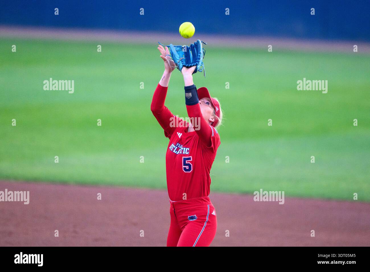 Florida Atlantic infielder Madison Inscoe (5) catches a fly ball during ...
