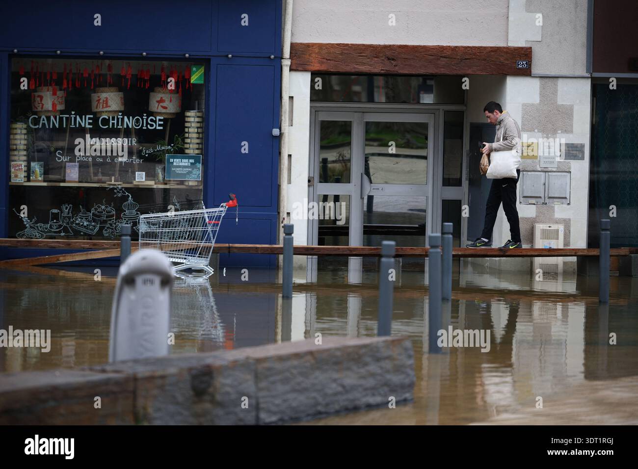 Inhabitant pictured during flooding of the Maine River in Angers ...