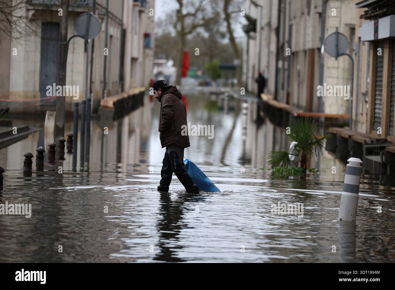 Inhabitant pictured during flooding of the Maine River in Angers ...