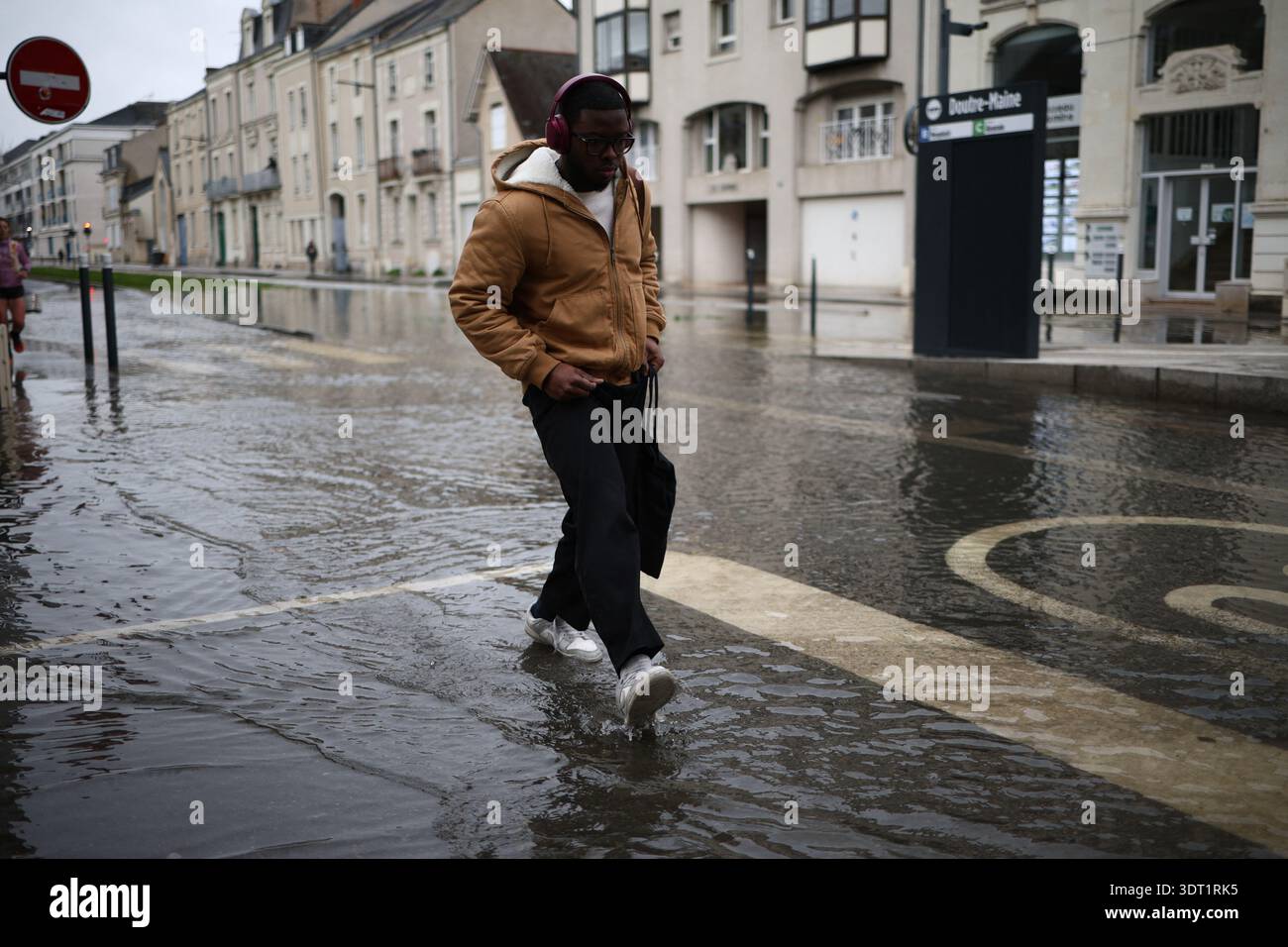 Inhabitant pictured during flooding of the Maine River in Angers ...