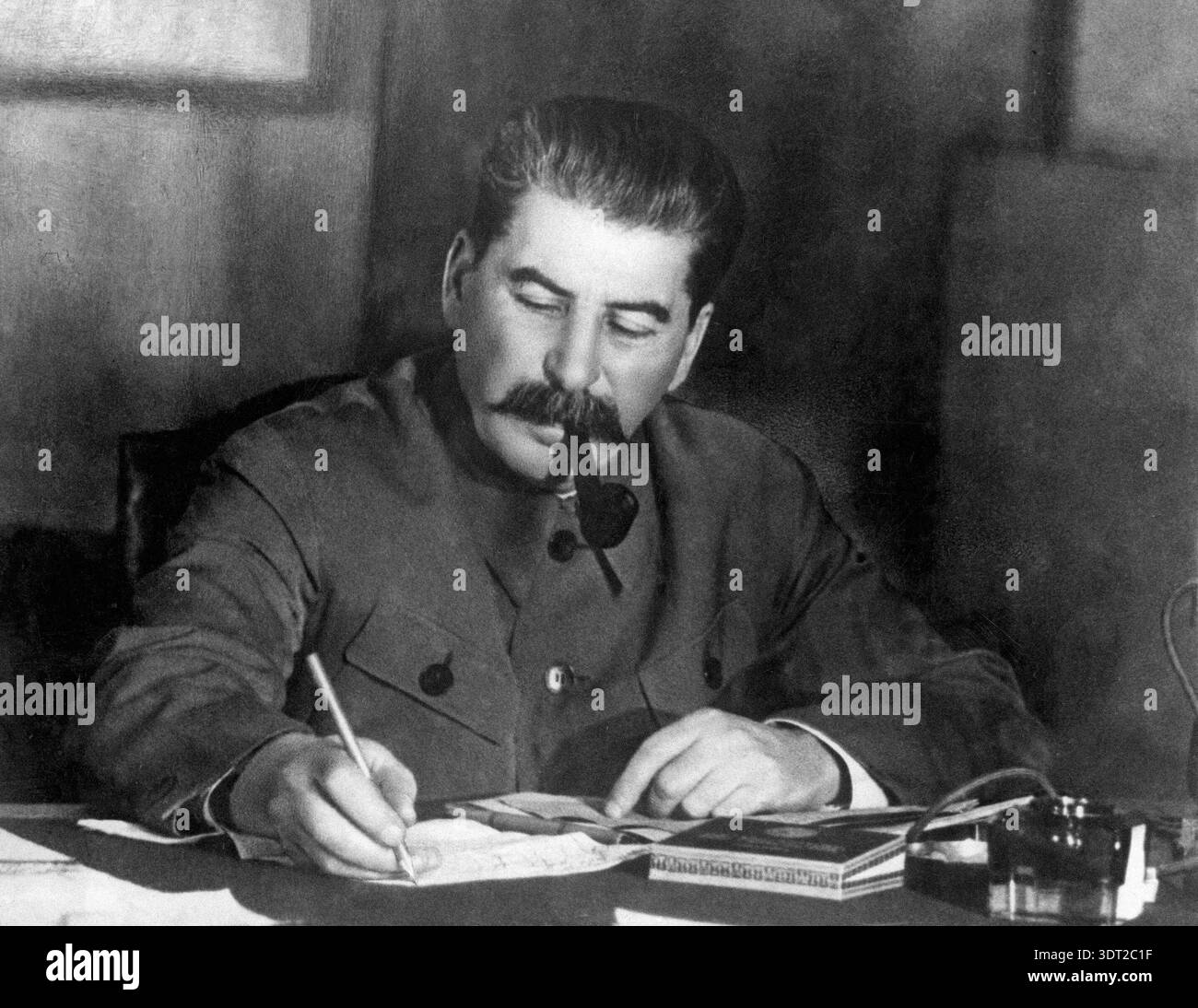 Joseph stalin soviet propaganda Black and White Stock Photos & Images ...