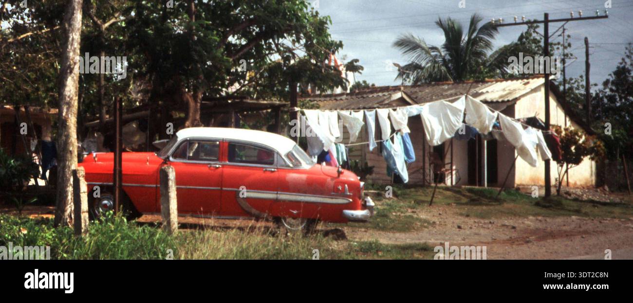 Kuba CUB, Kuba, Trinidad, 20250101, Auto mit Waescheleine *** Cuba CUB ...