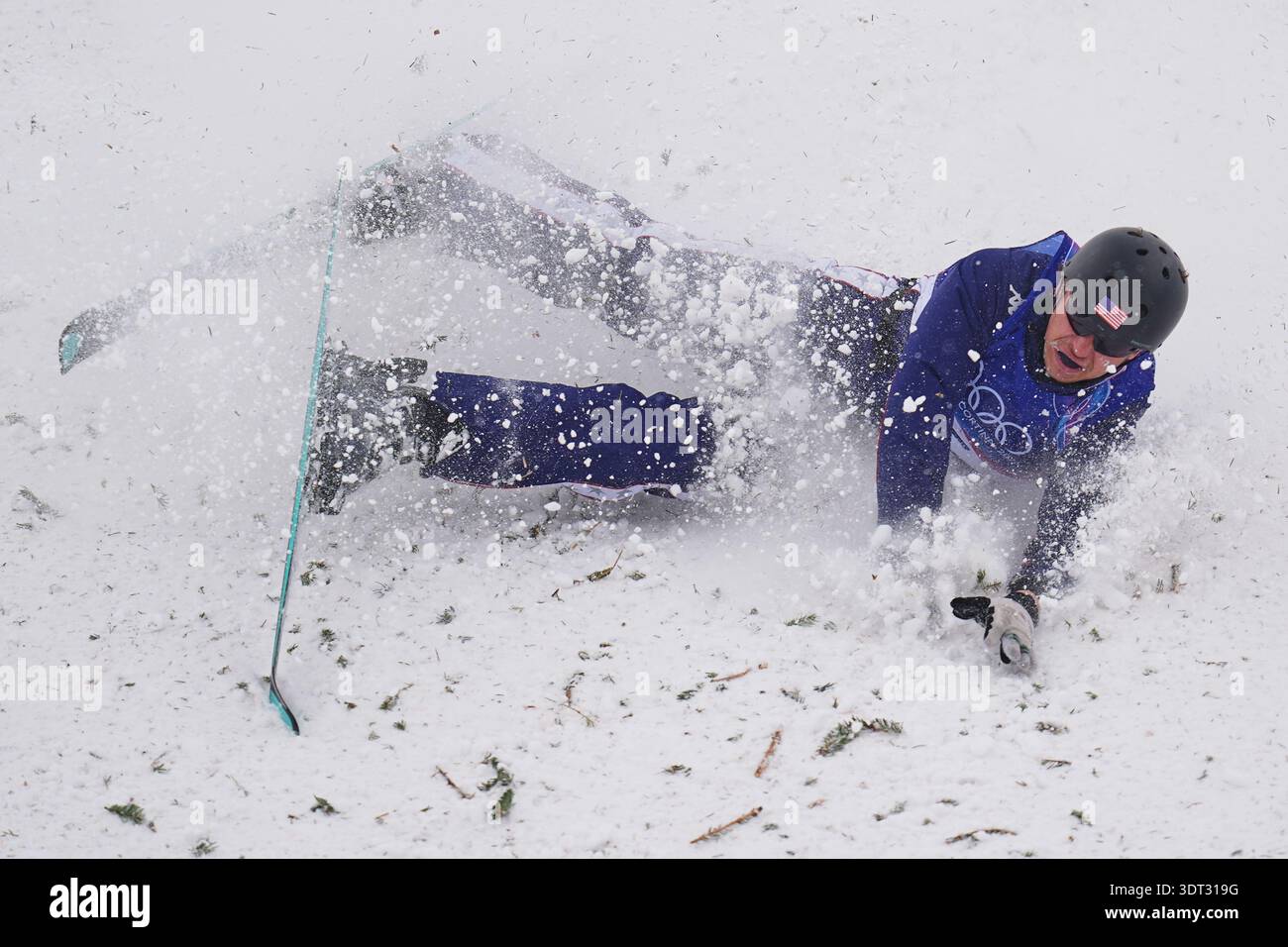 United States' Derek Krueger crashes during the men's freestyle skiing ...