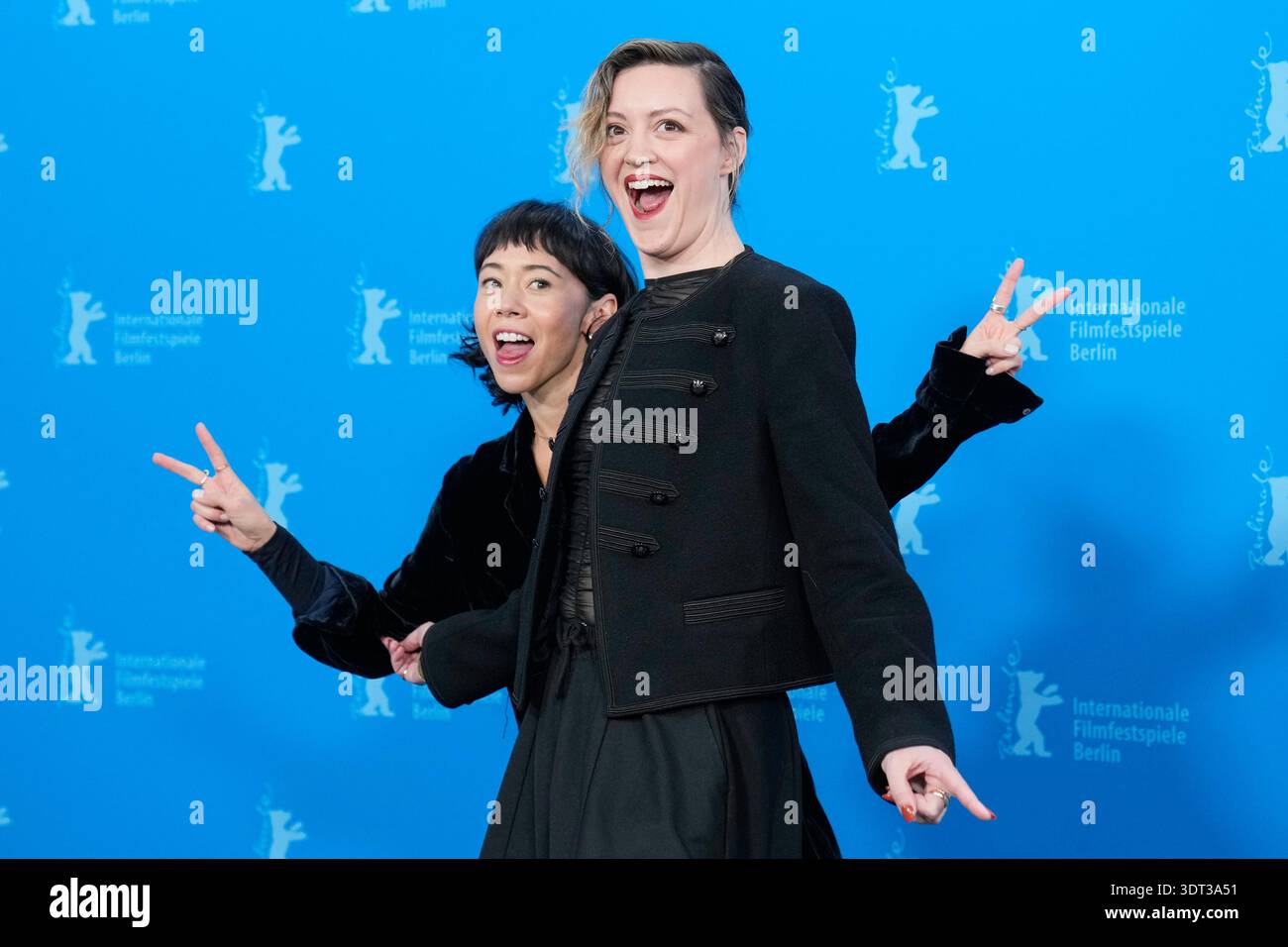 Actors Eleanore Pienta, left, and Syra McCarthy pose for photographer ...
