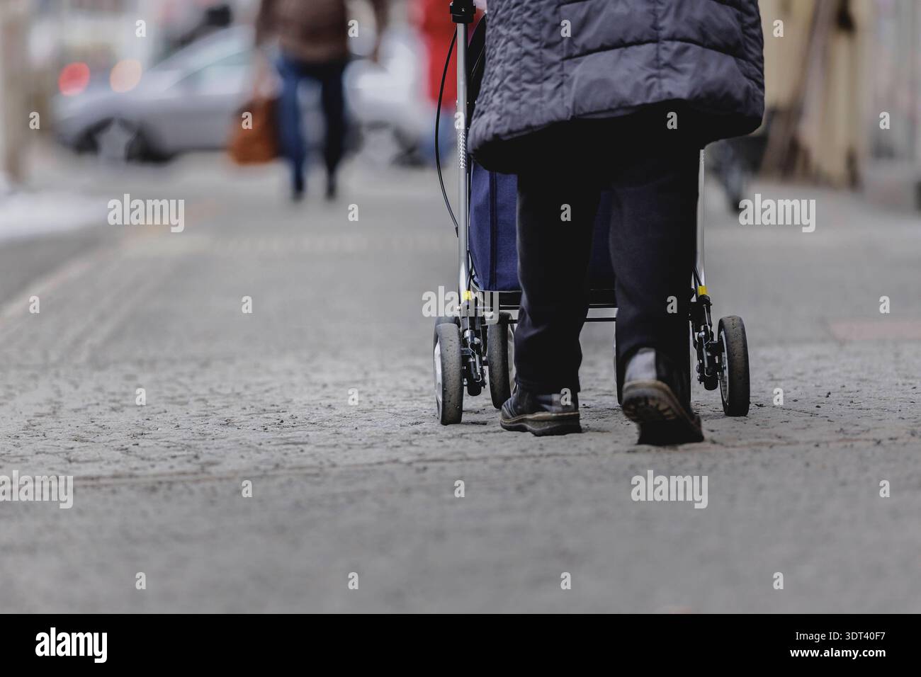 Eine aeltere Person mit Rollator, aufgenommen in Berlin, 19.02.2026 ...