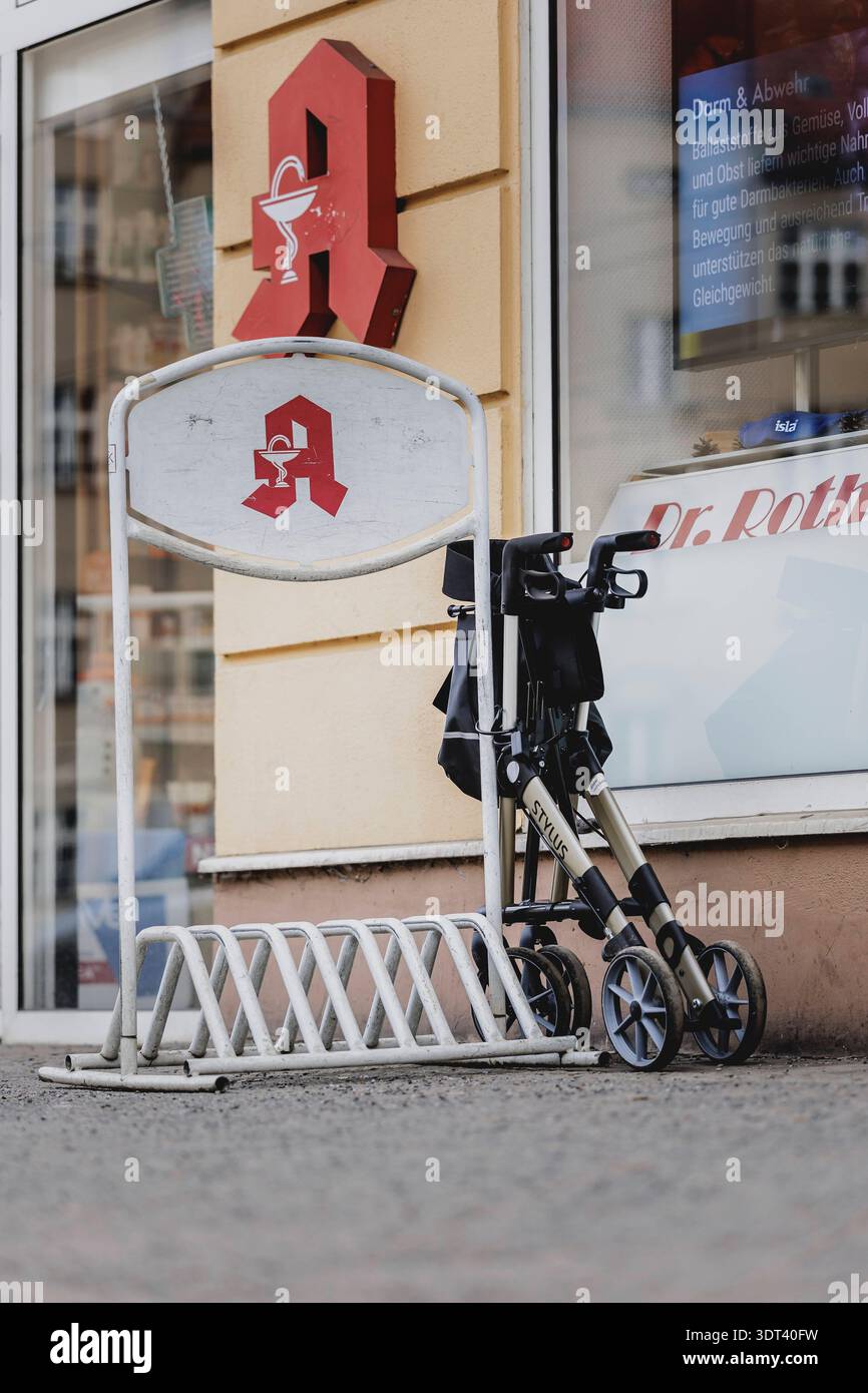 Ein Rollator steht vor einer Apotheke, aufgenommen in Berlin, 19.02. ...