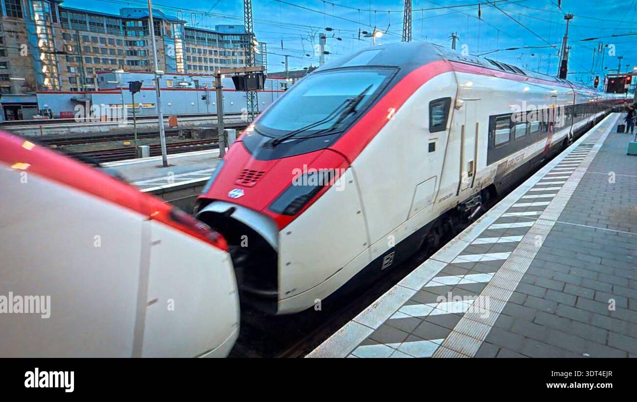 Eisenbahnverkehr, Frankfurt am Main HBF. ECE, EuroCity-Express Zug ...