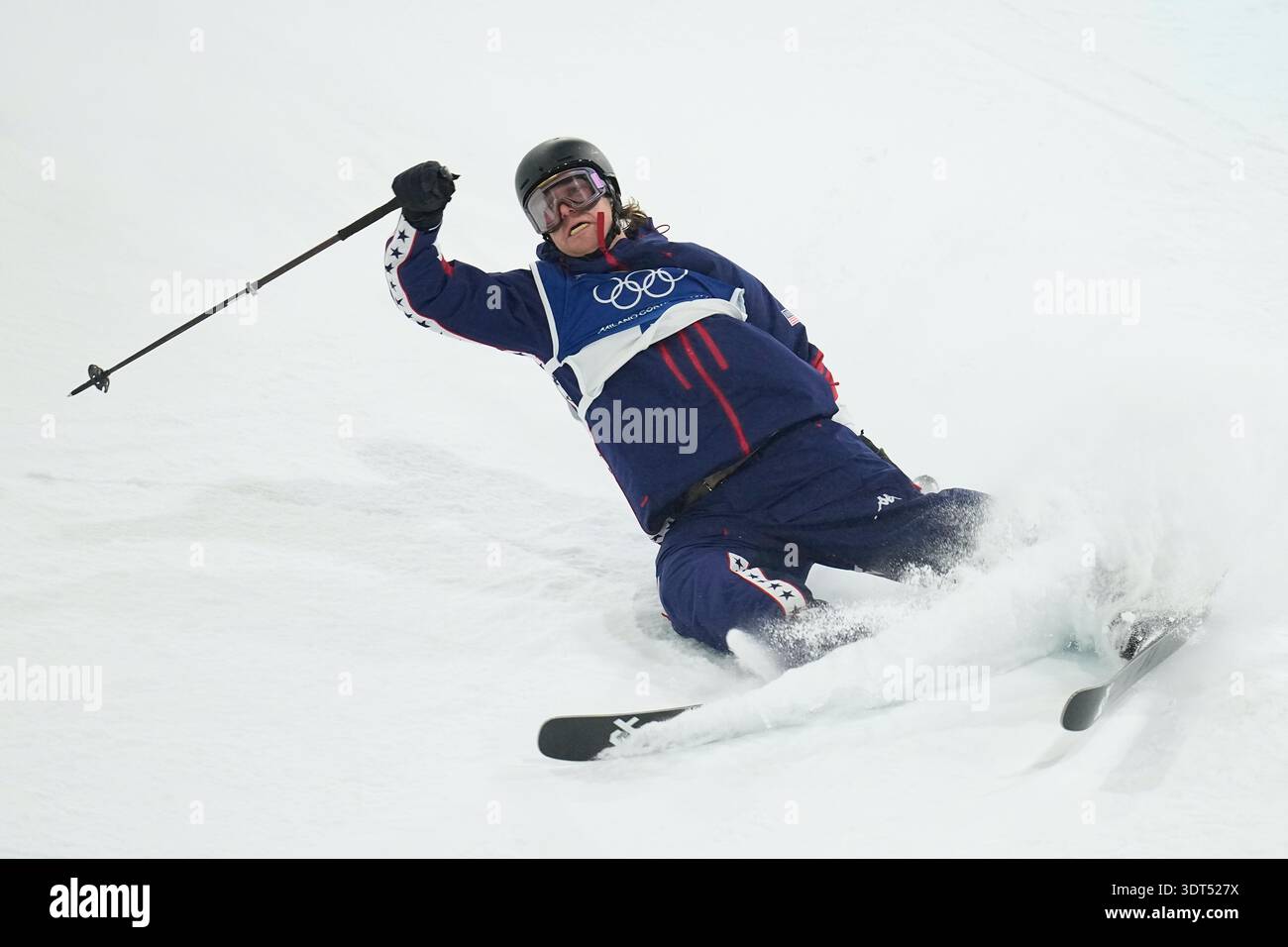 United States' Hunter Hess crashes during the men's freestyle skiing ...