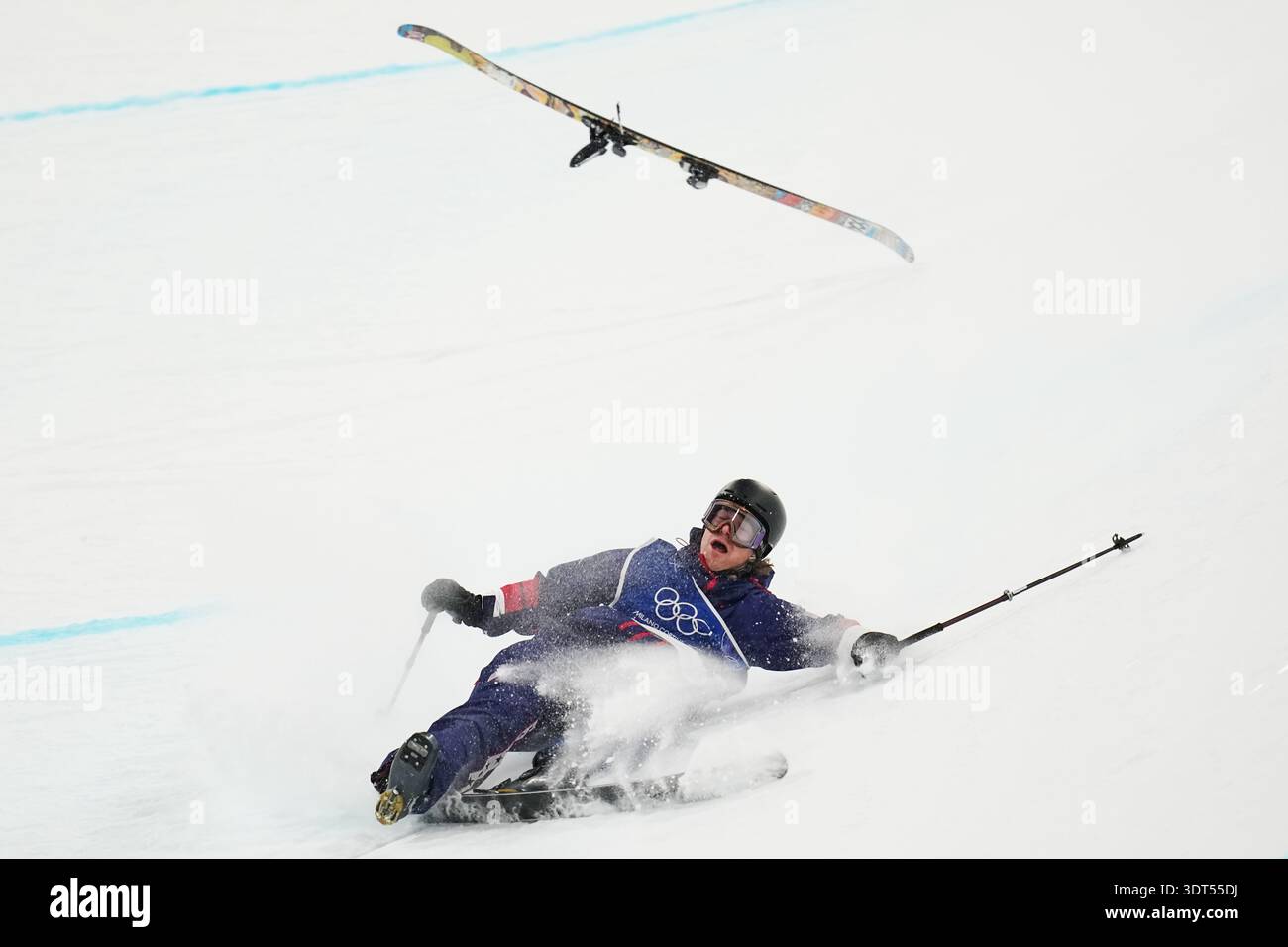 United States' Hunter Hess crashes during the men's freestyle skiing ...