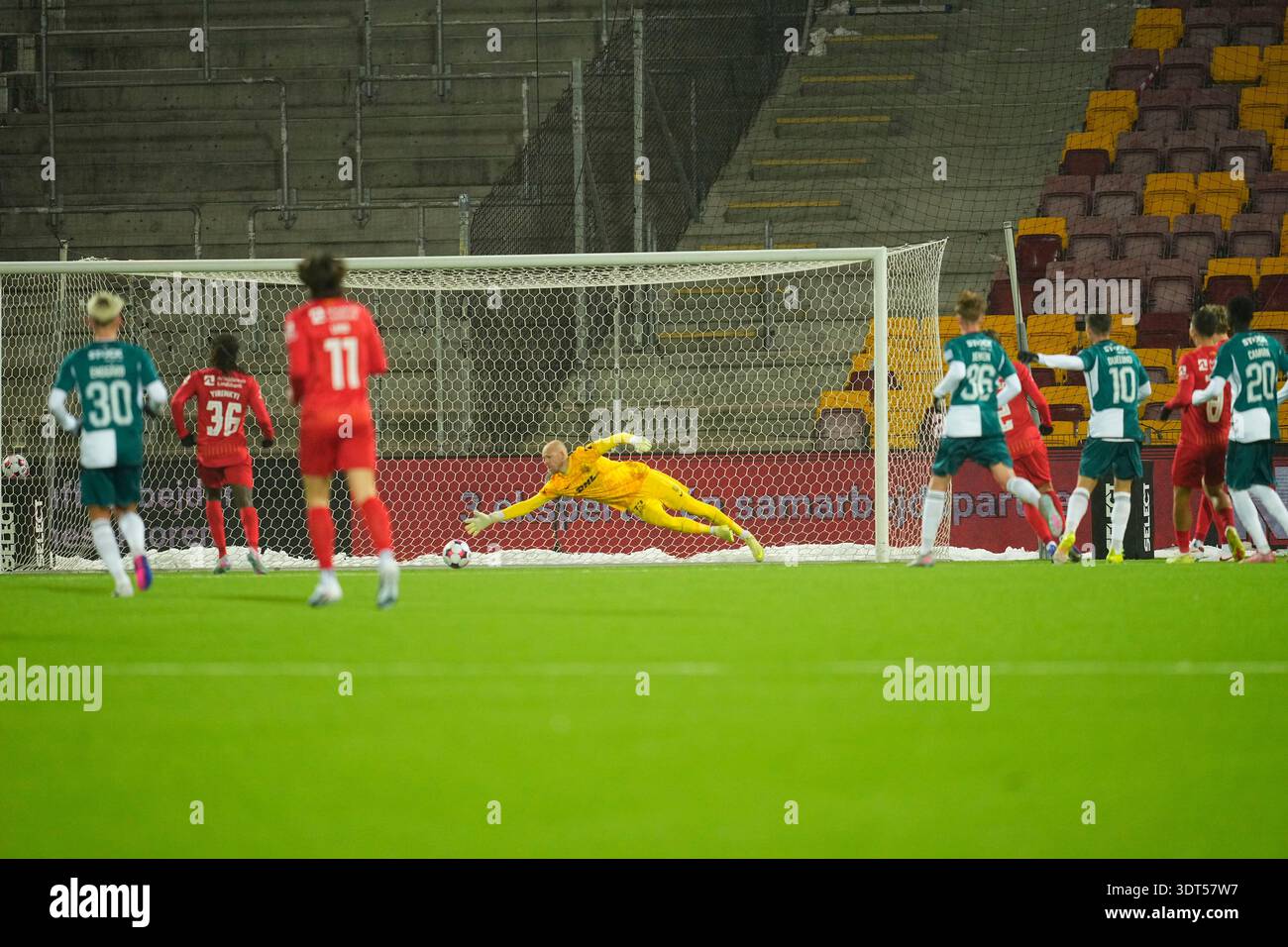 Superligakampen mellem FC Nordsjaelland og Vejle Boldklub paa Right To ...