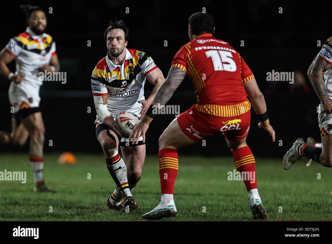 Joe Mellor runs at Iszac Fa’asauamaleaui during the BetFred Super ...