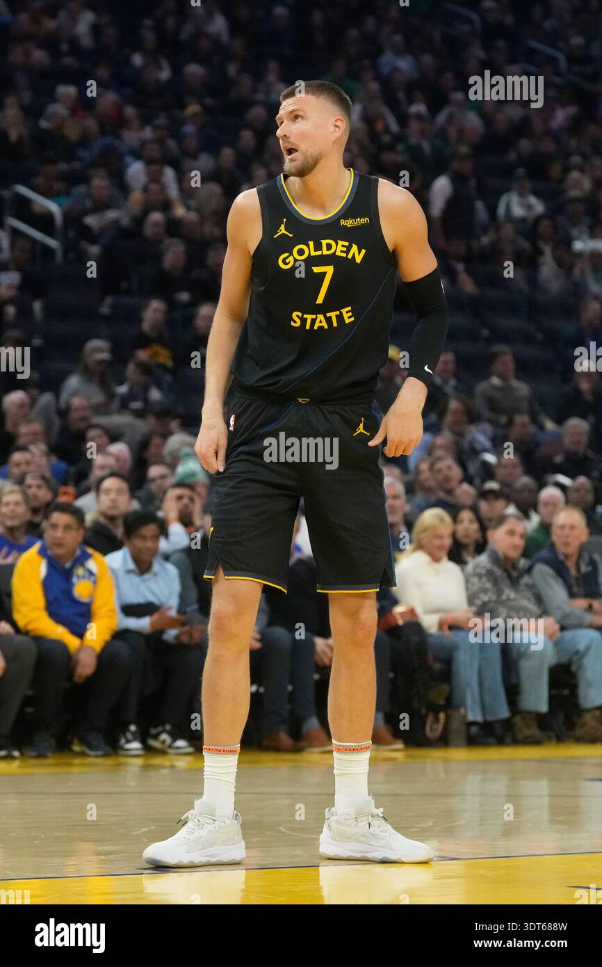 Golden State Warriors center Kristaps Porziņģis (7) during an NBA ...