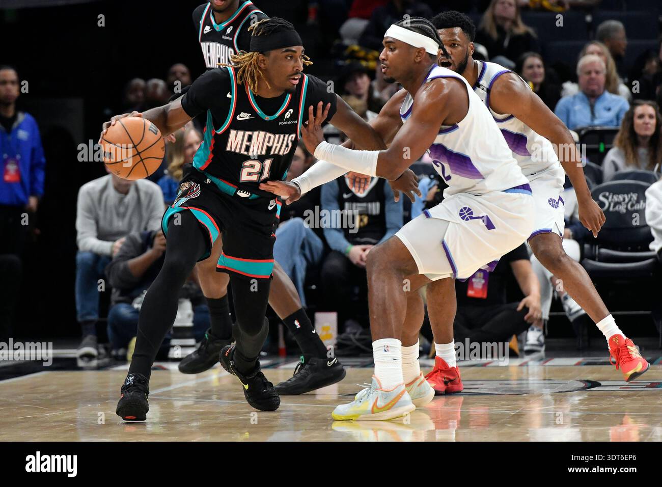 Memphis Grizzlies guard Jahmai Mashack (21) handles the ball against ...