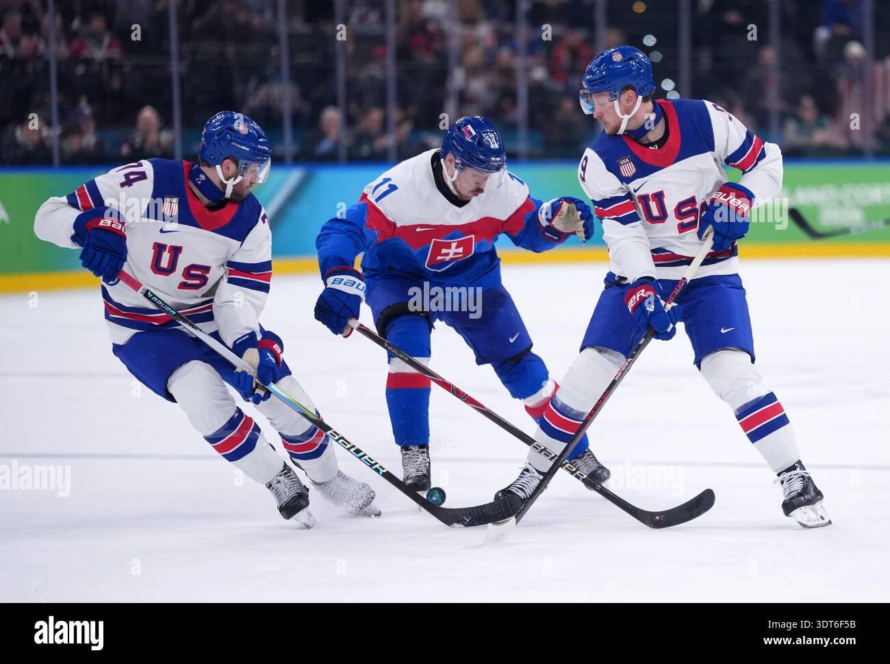 (260221) -- MILAN, Feb. 21, 2026 (Xinhua) -- Milos Kelemen (C) of ...