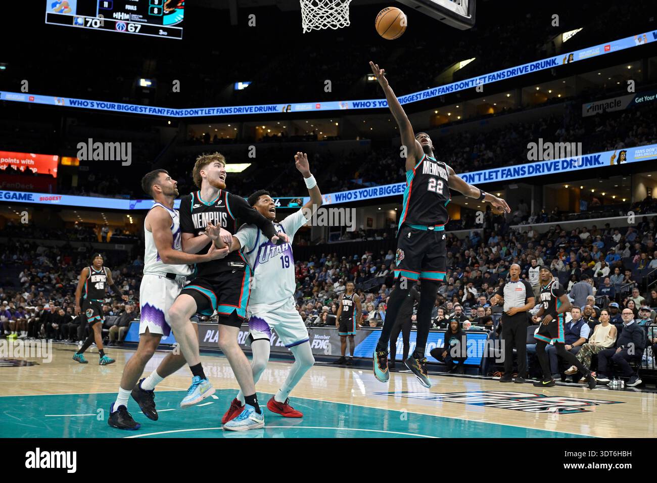 Memphis Grizzlies forward Taylor Hendricks (22) reaches for the ball as ...