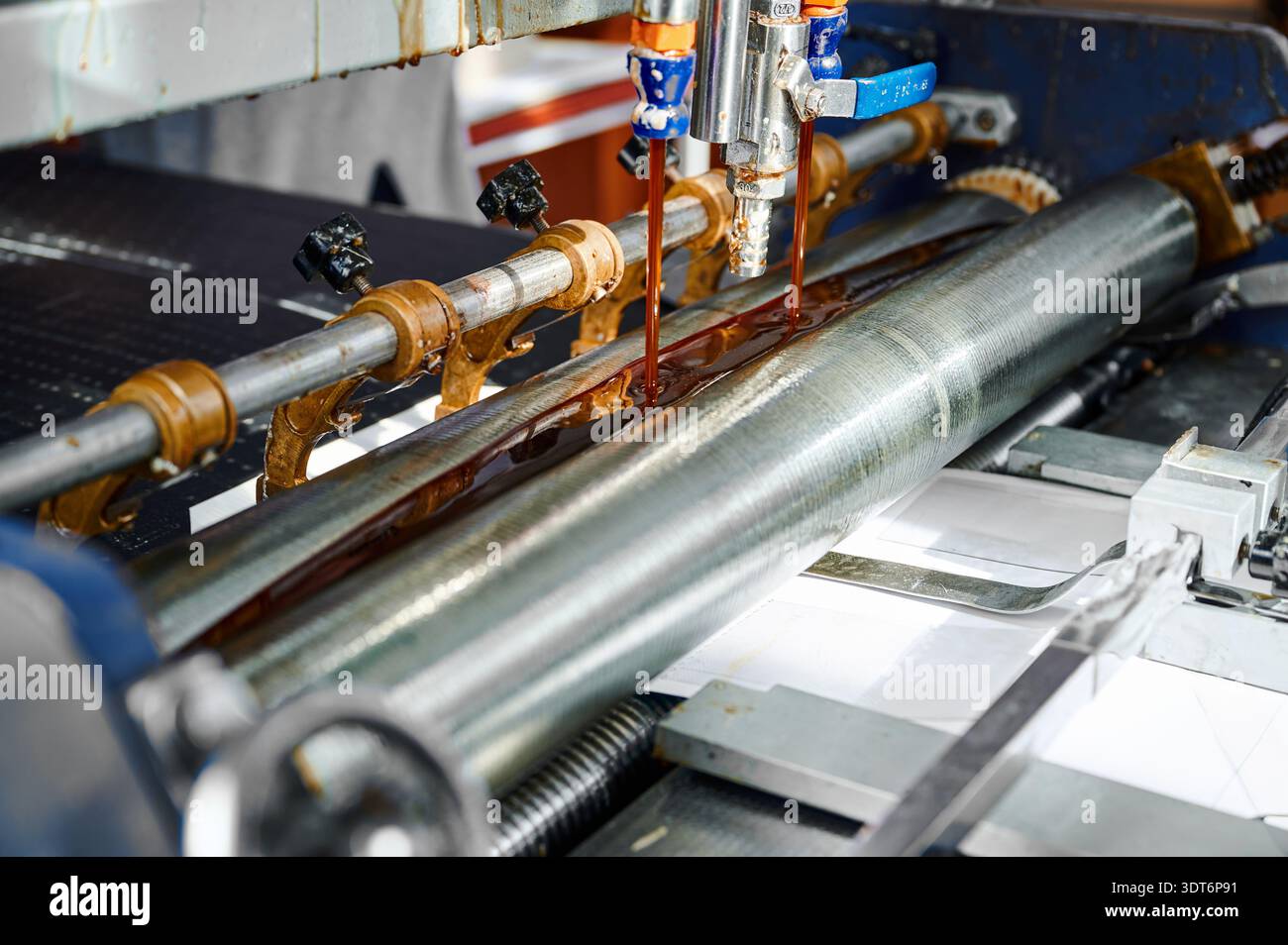 Innovative glue-spreading machine efficiently applies adhesive in a ...