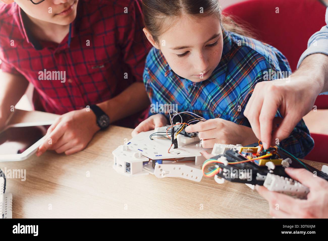 Kids learn robotics electronics hi-res stock photography and images - Alamy