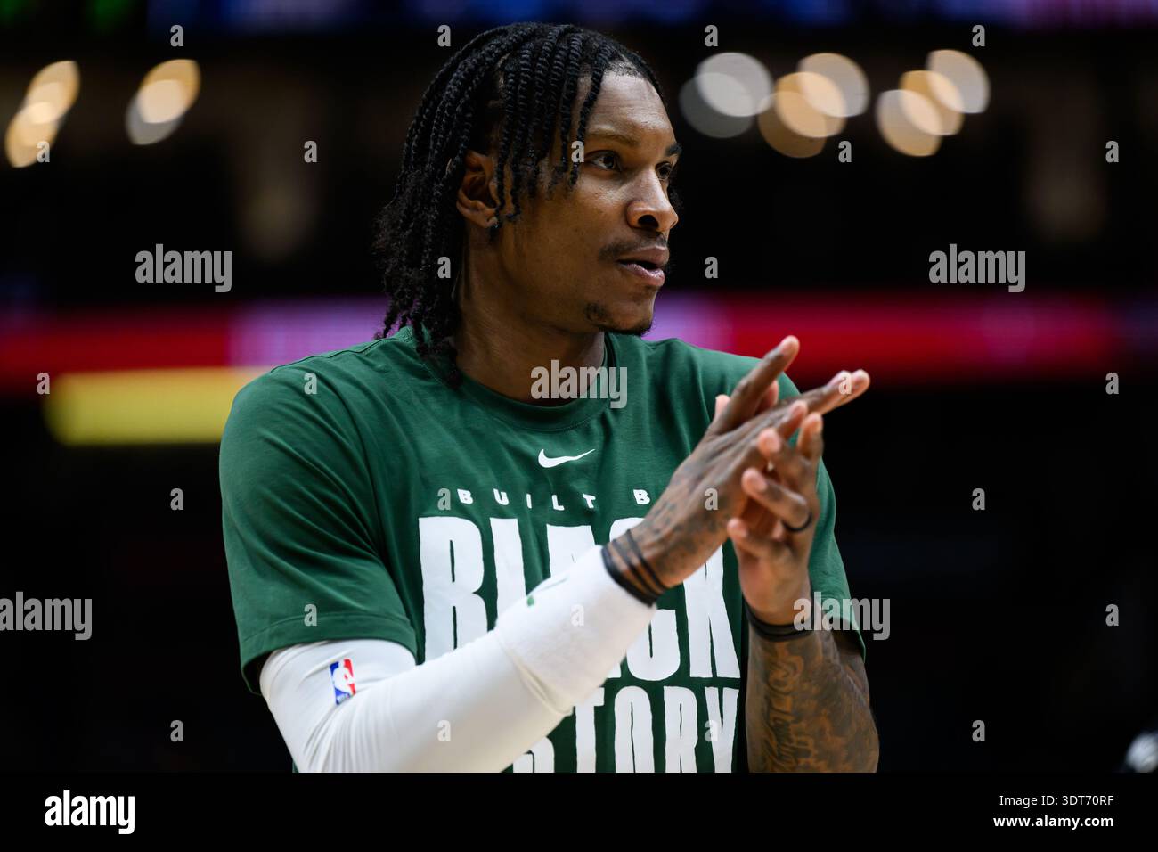Milwaukee Bucks guard-forward Kevin Porter Jr. (7) clapping during ...