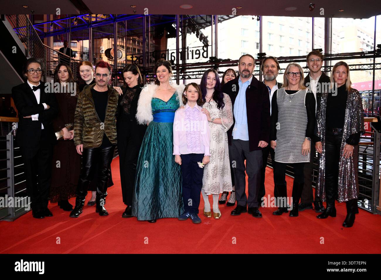 Anna Fitch mit Ehemann Banker White, Sohn Oscar, Tochter Dylan und Team ...