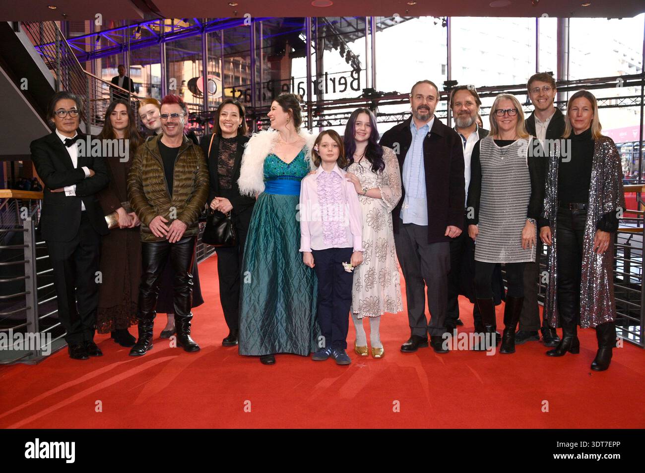 Anna Fitch mit Ehemann Banker White, Sohn Oscar, Tochter Dylan und Team ...