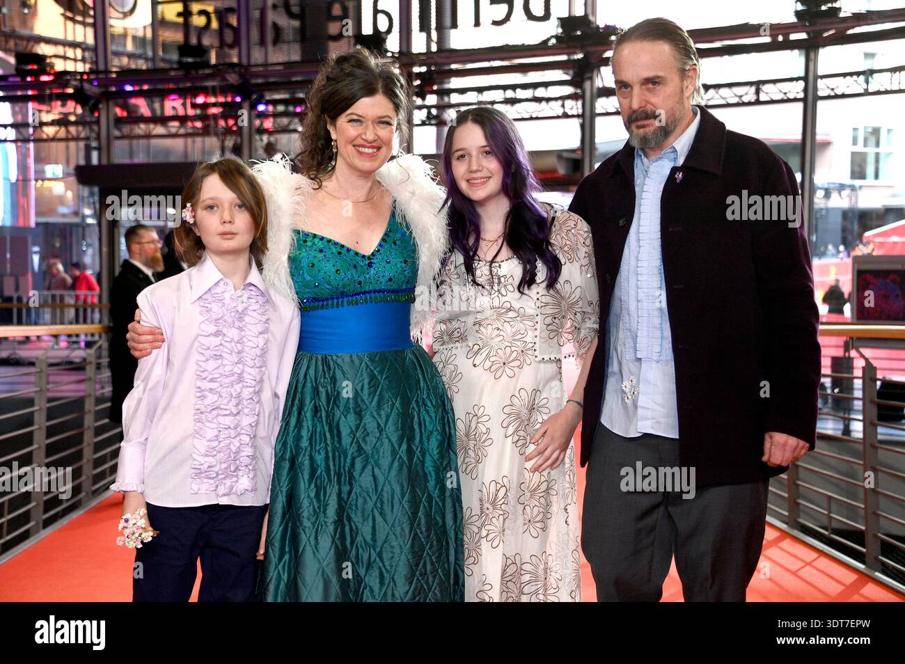 Anna Fitch mit Ehemann Banker White, Sohn Oscar und Tochter Dylan bei ...