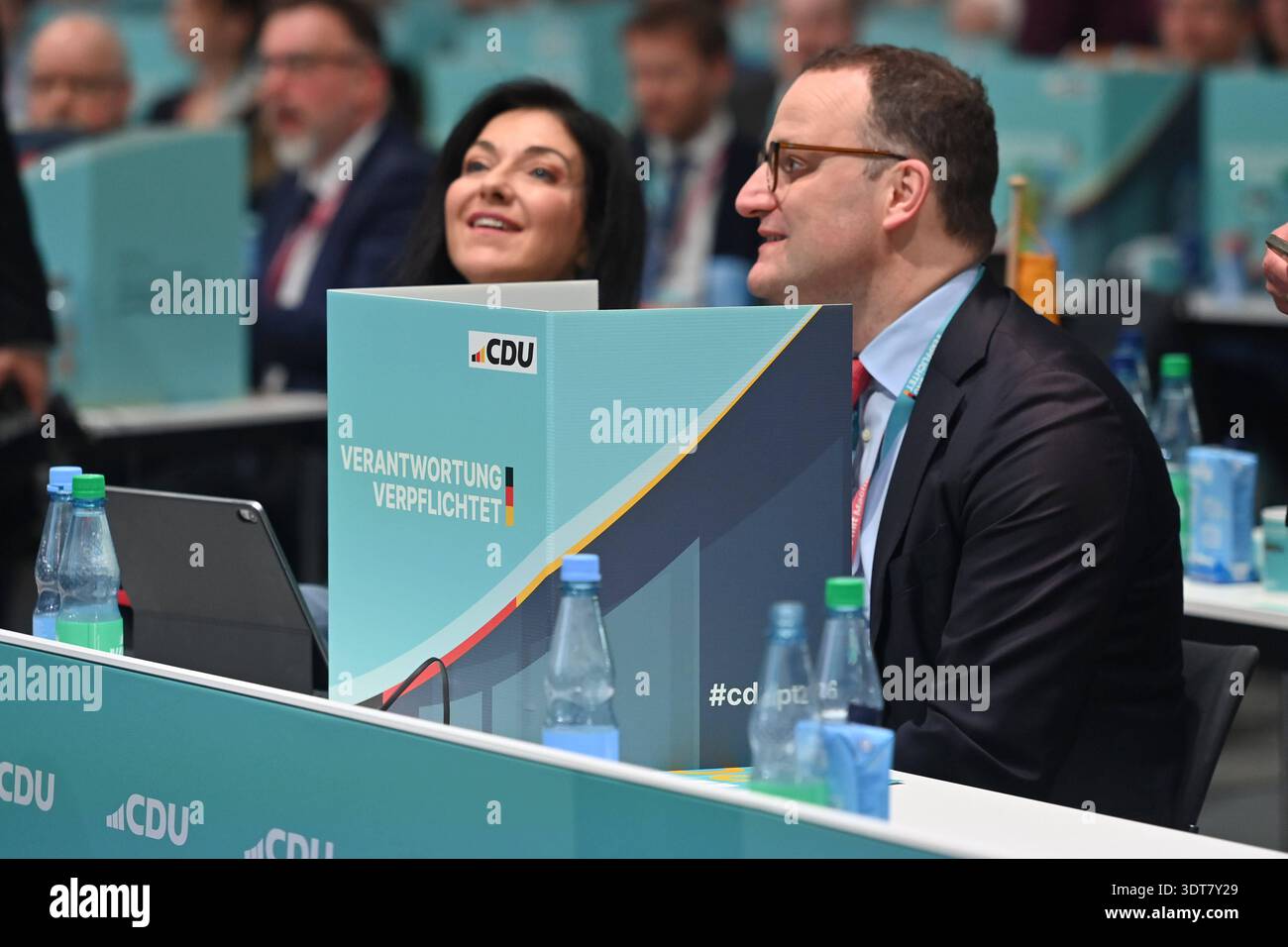 Katherina REICHE und Jens SPAHN hinter Tisch Wahlkabinen. 38.Parteitag ...