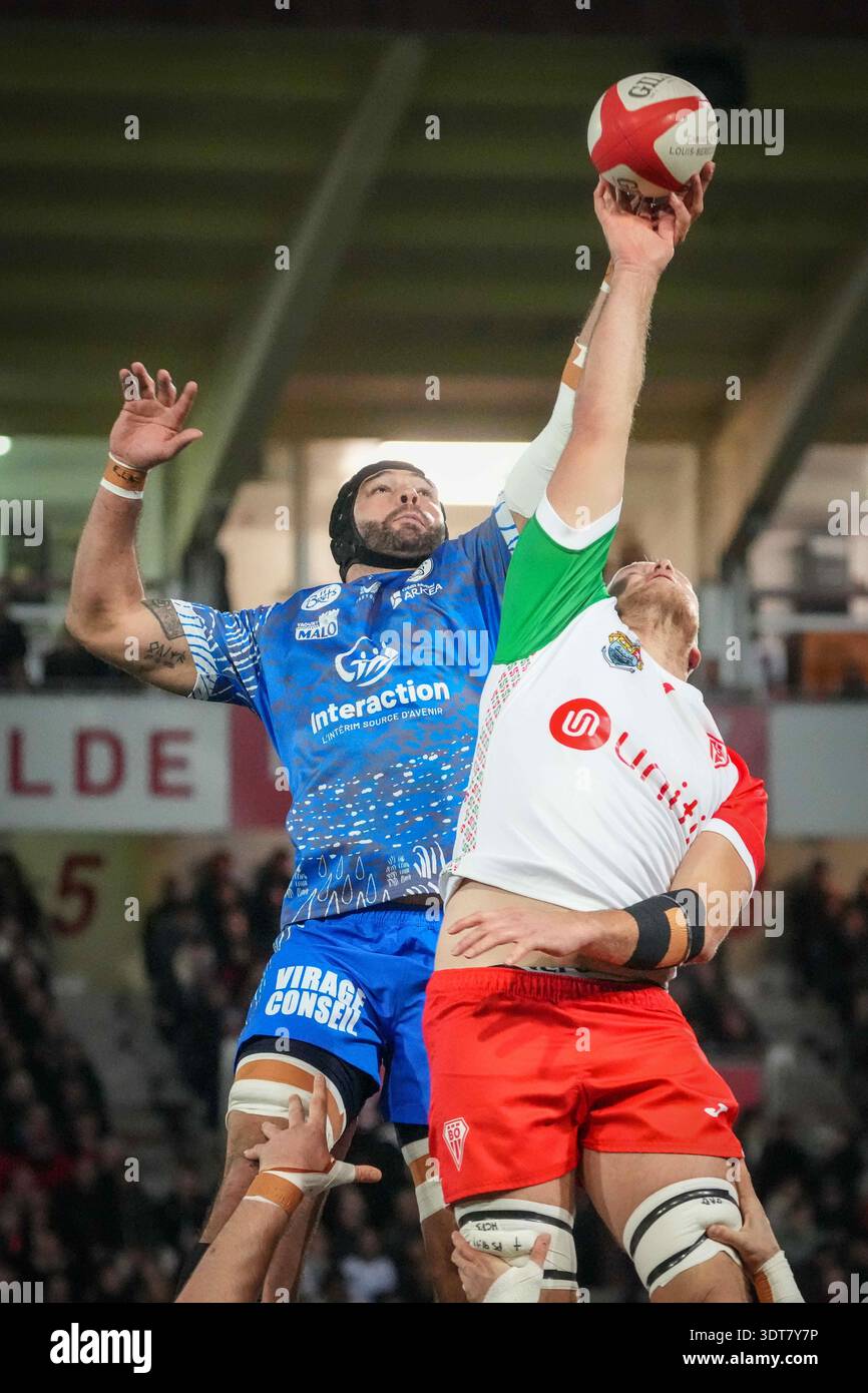 Steeve BLANC MAPPAZ of RC Vannes and Heath BACKHOUSE of Biarritz ...