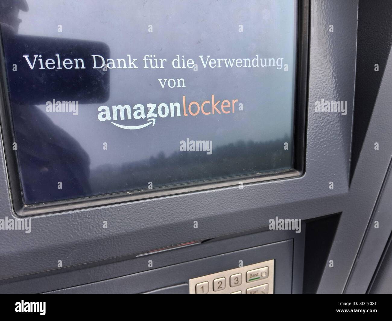 Amazon Sendung wird aus einem Amazon Locker geholt. Amazon Locker ...