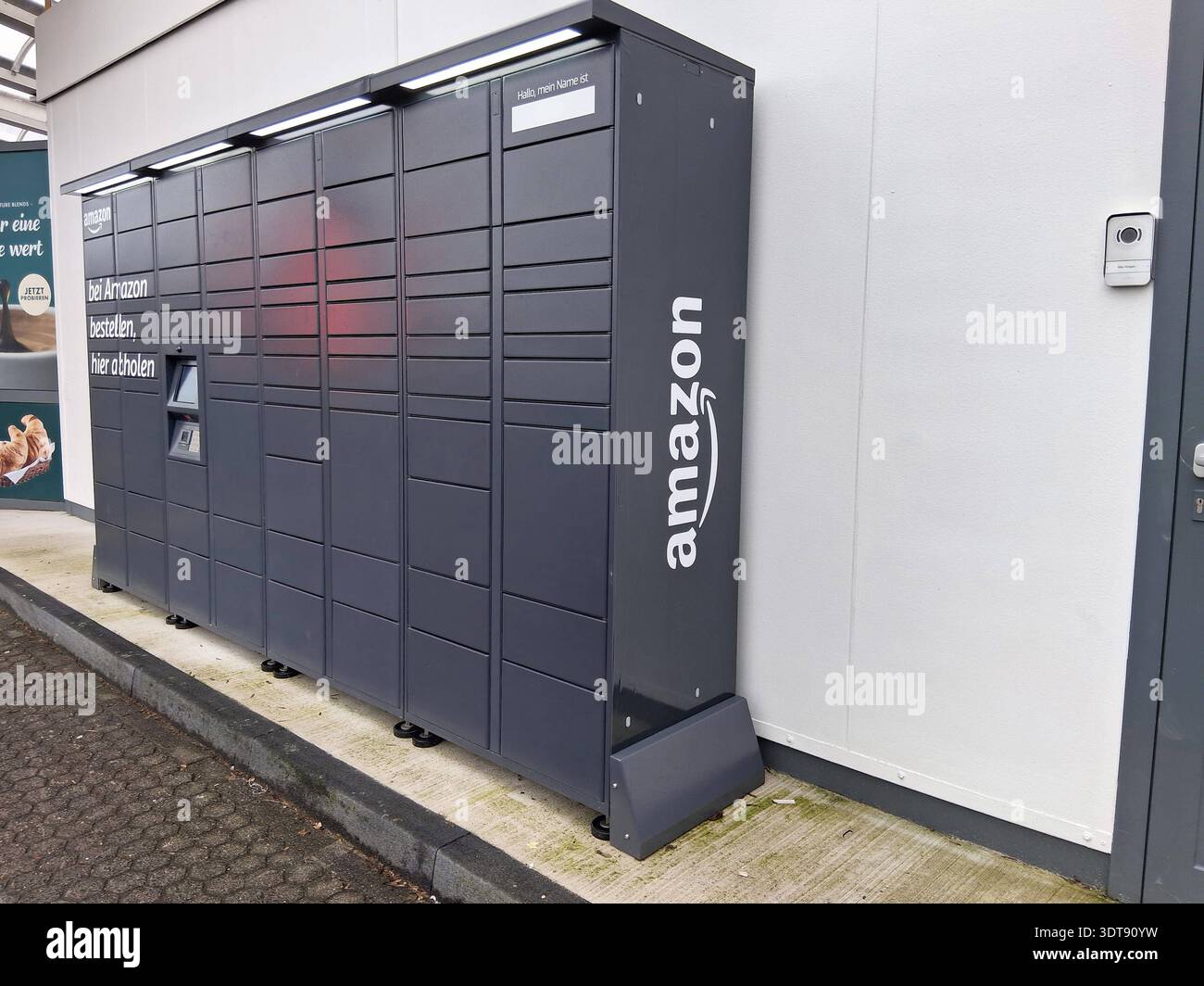 Amazon Sendung wird aus einem Amazon Locker geholt. Amazon Locker ...