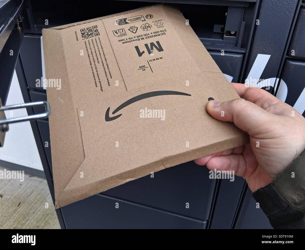 Amazon Sendung wird aus einem Amazon Locker geholt. Amazon Locker ...